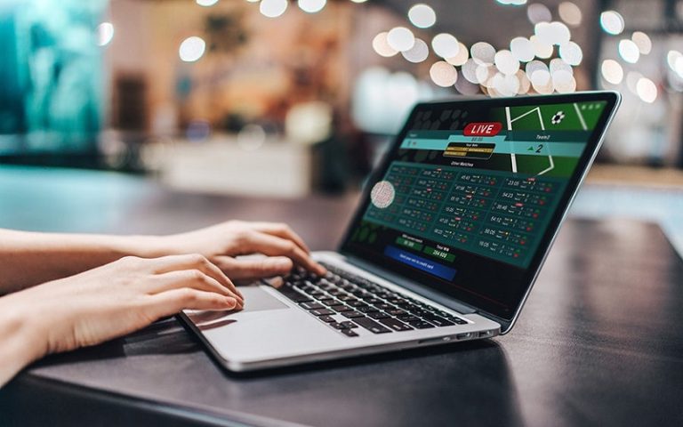 Kinh Nghiệm Đánh Bóng Cỏ: Mẹo Từ Chuyên Gia Để "Quét Sạch" Nhà Cái